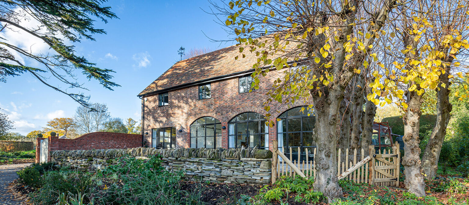 Contemporary restoration to old coach house | gyd architects